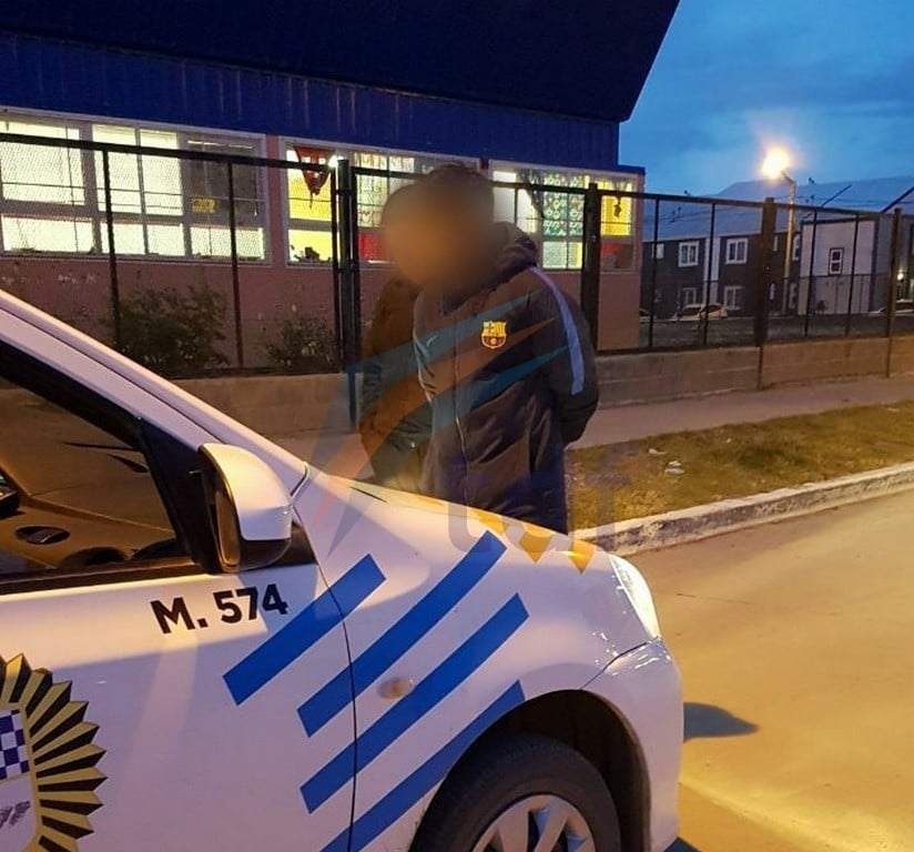 Un Policía Demorado Conduciendo En Estado De Ebriedad Y Violando La
