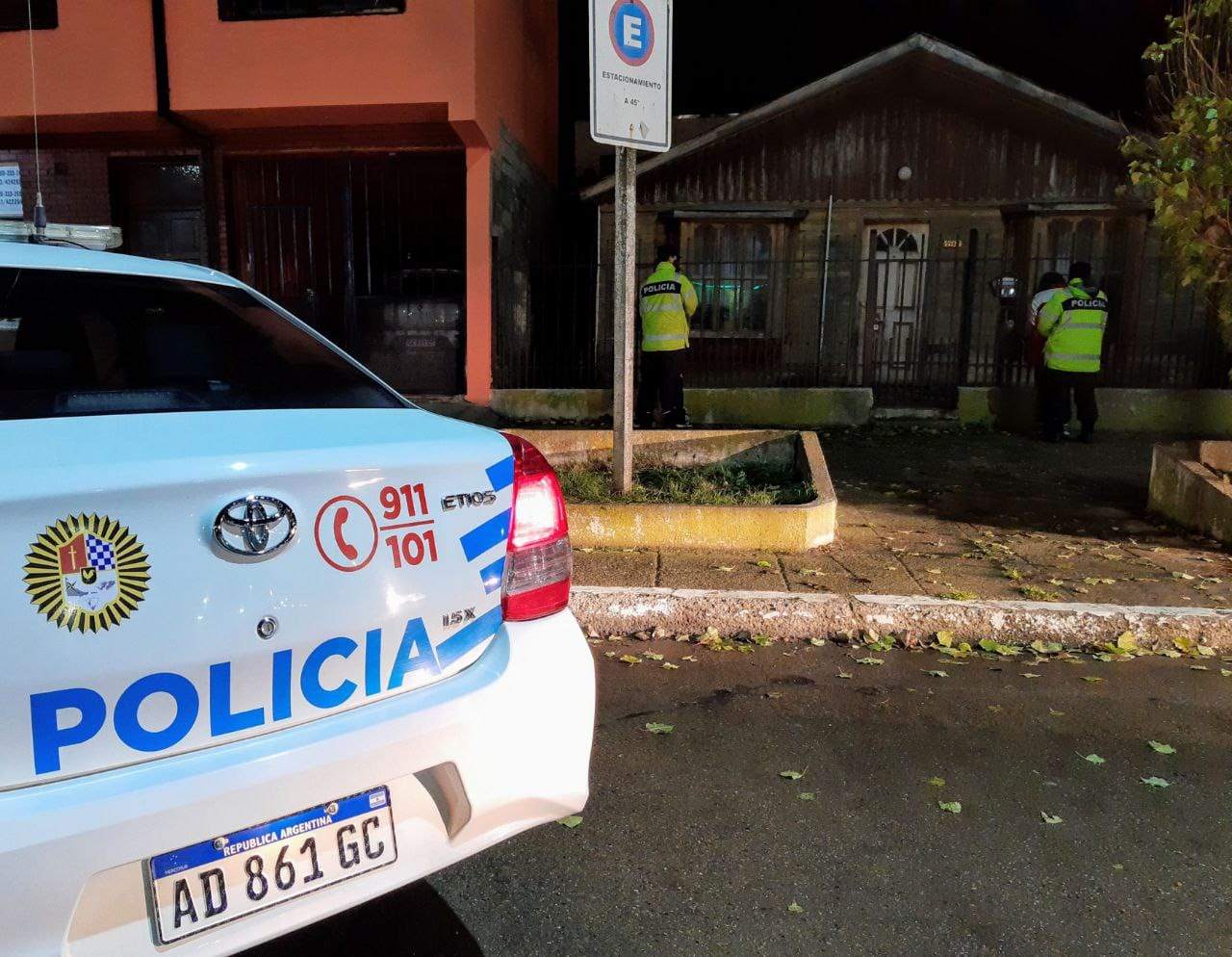 Dos jóvenes fueron detenidos por generar una pelea y violar la ... Dos jóvenes fueron detenidos por generar una pelea y violar la ...