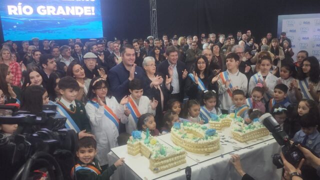 Acto central en el club San Martín por los 102 años de Río Grande ...