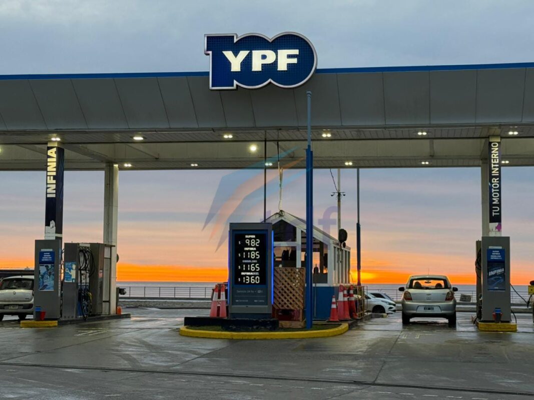 YPF comenzó a cambiar el precio de la nafta según la demanda de sus estaciones y dejará de ...